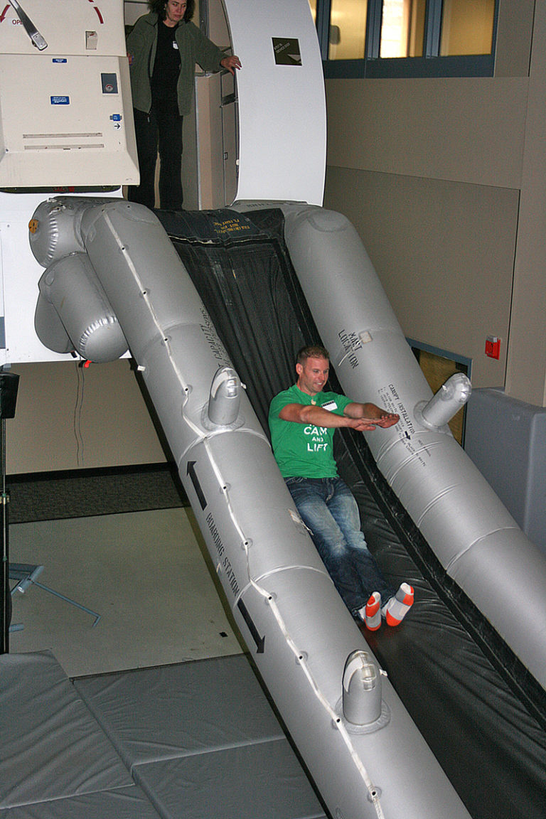 6 Steps on How to Safely Use an Evacuation Slide In the Event of an ...