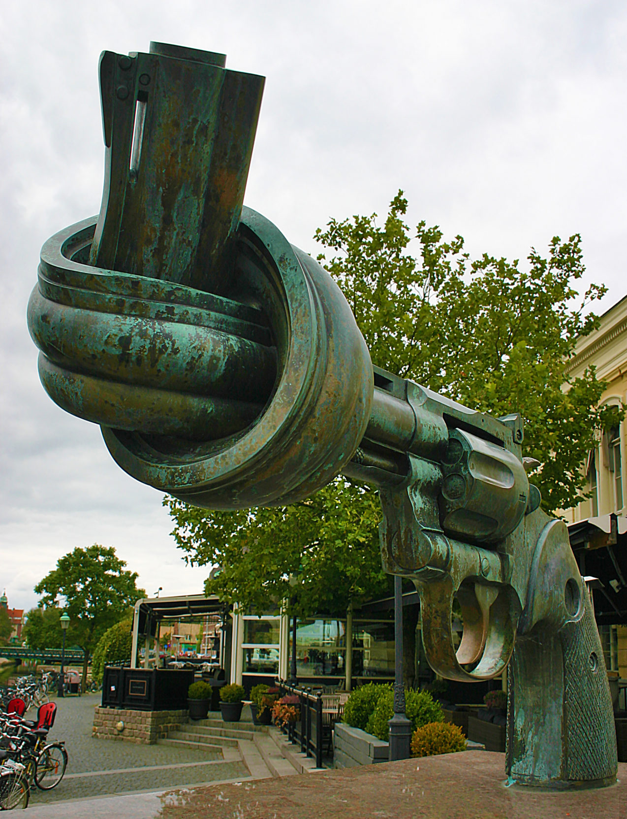 Sunday Morning Photograph September 11 2022: The Knotted Gun in Malmö ...