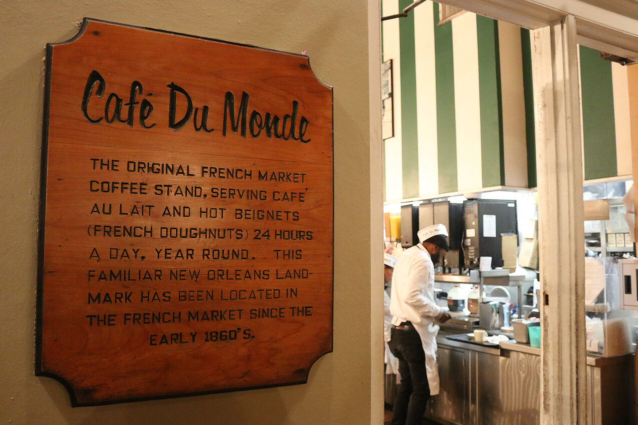Café Du Monde in New Orleans. Restaurant Review. - The Gate