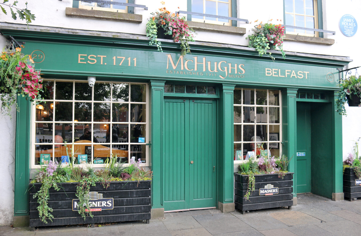 McHugh’s Bar in Northern Ireland: Oldest Surviving Building in Belfast ...